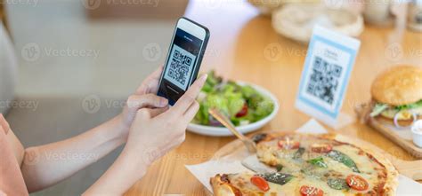 Téléphone Intelligent à Analyse Qr Code à Payer Dans Café Restaurant Avec Une Numérique Paiement
