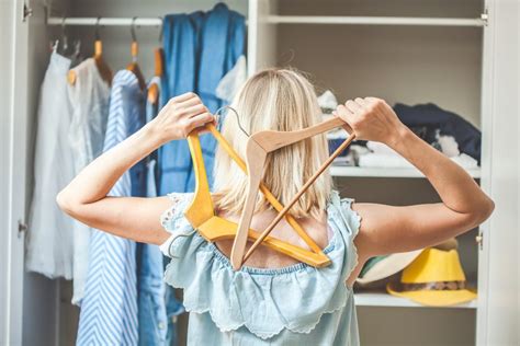 Minimalizm w szafie jak segregować ubrania Pakuten blog