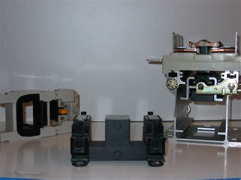 Control Of Magnetic Actuators In Electric Contactors By Current