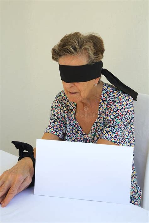 Een Oude Vrouw Met Gesloten Mond En Verbindende Wapens Stock Foto