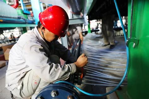 电化厂齐心协力做好电解槽安全检修工作