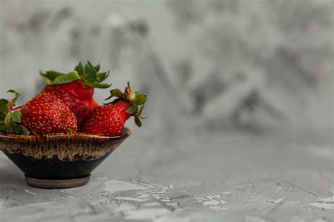 잘 익은 빨간 딸기 육즙이 잘 익은 붉은 딸기로 채워진 그릇 회색 콘크리트 테이블에 딸기 신선한 딸기 사진 Ðoncept 건강