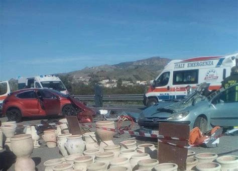 Incidente Statale 106 Jonica Scontro Tra 3 Auto A Melito Di Porto