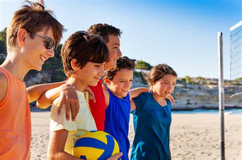 비치 발리 볼 선수 경기 후 포옹 Unspecified에 대한 스톡 사진 및 기타 이미지 Unspecified 경기 스포츠 공 스포츠 장비 Istock