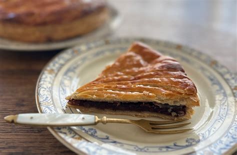 1月フランスの風物詩！ 幸せを運ぶケーキ「ガレット・デ・ロワ」を何台も食べる日々【パリ在住・井筒麻三子さんのおうちごはん日記】 今日の