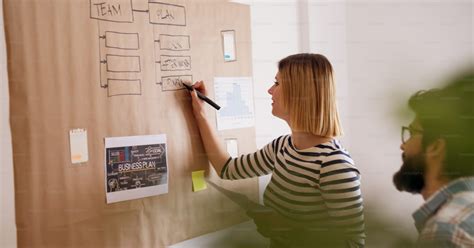 두 명의 젊은 헌신적 인 사업가가 행동 그래프를 만들어 새로운 사업 계획을 개발하려고합니다 사진 Unsplash의 아이디어 이미지