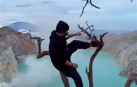 Video Wisatawan Nyaris Celaka Viral Demi Foto Ambil Pose Berbahaya