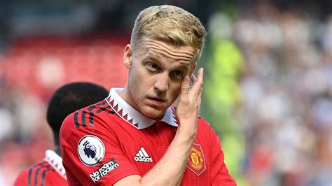 Download Donny Van De Beek Hand Near Ear Wallpaper