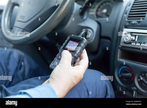 Auto Mechanic Using Car Diagnostic Scan Tool Stock Photo Alamy