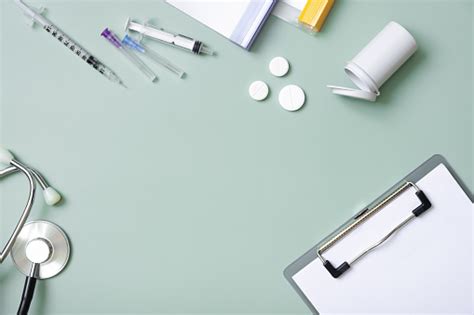 복사 공간이있는 컬러 배경에 의료용 청진기와 알약 추상적 인 의학적 배경의 톱 뷰 0명에 대한 스톡 사진 및 기타 이미지 0