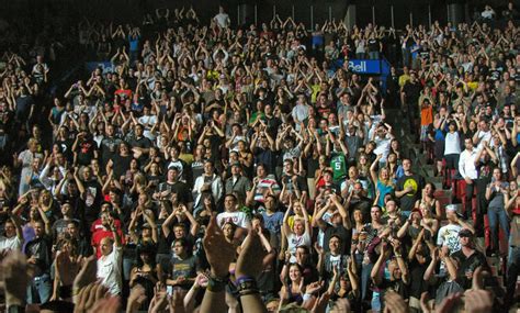 Green Day Concert Crowd Put Your Hands Up For Green Day Flickr