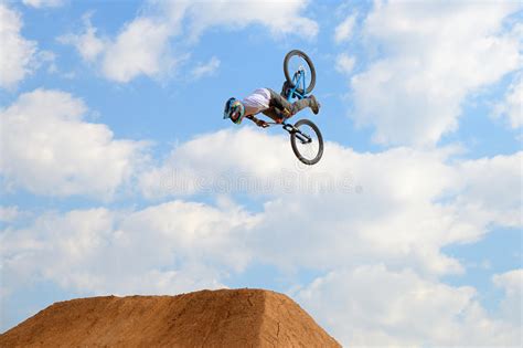 Профессиональный всадник на конкуренции Mtb горы велосипед на