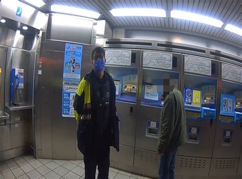 失憶男捷運迷途驚魂 士林警安撫、照護助返家 威傳媒新聞 Winnews