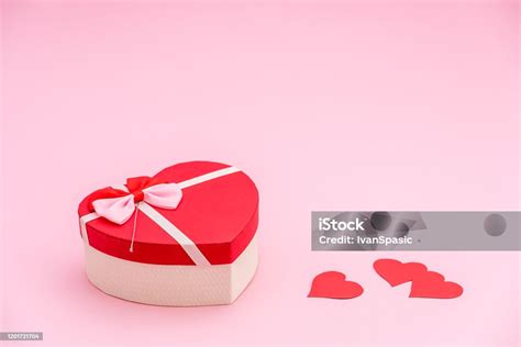 하트 모양의 선물 상자와 빨간 종이 하트 발렌타인 데이 컨셉 0명에 대한 스톡 사진 및 기타 이미지 0명 2월 3차원 형태 Istock