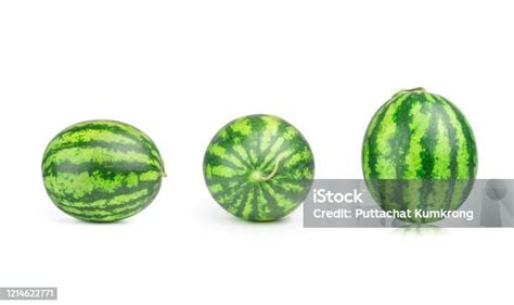 컬렉션 흰색 배경에 고립 된 단일 전체 수박 베리를 익은 맛있게 보이는 세 가지 다채로운 수박을 편집하여 Phatra 제품에 넣을 수 있습니다 0명에 대한 스톡 사진 및