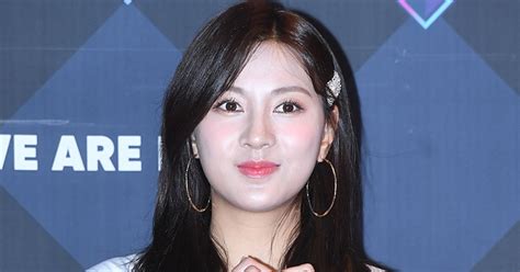 오하영 배꼽 살짝 드러내고 하트 포토엔hd