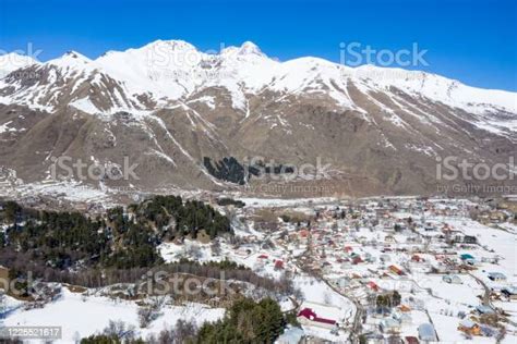겨울에 공중 무인 항공기 구다우리 스키 리조트 조지아의 코카서스 산맥 0명에 대한 스톡 사진 및 기타 이미지 0명 겨울 경관 Istock
