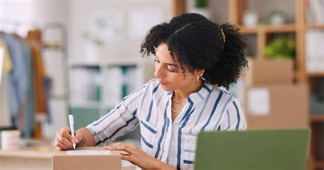 노트북 상자 및 미소로 쓰기 전자 상거래 기업가 및 정보의 여성 및 중소기업 사무실 스타트업 및 제품 스토리지 및 상점 및 웹용 디지털용 펜을 가진 사람 30 34세에 대한