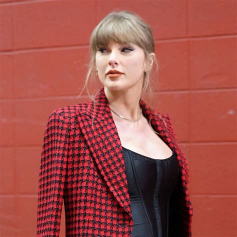 Taylor Swift Poses In Unseen Bikini Holiday Snaps Onboard Mega Yacht