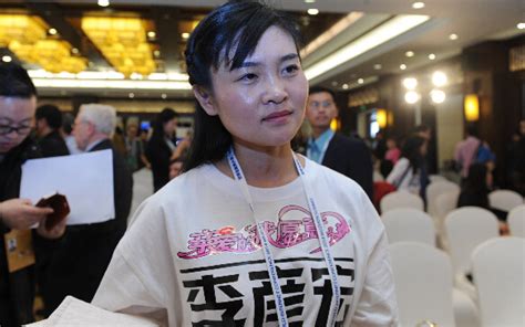 女粉絲向李彥宏獻花求擁抱 香港商报