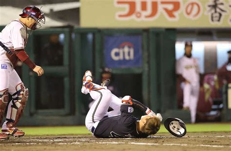 頭部に死球を受け倒れ込むオリックス・頓宮（撮影・篠原岳夫） ― スポニチ Sponichi Annex 野球