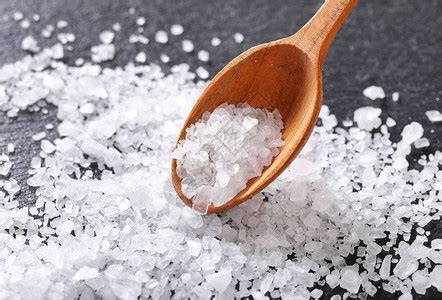 白色背景中的一碗粗粒喜马拉雅盐高清图片下载 正版图片503618719 摄图网