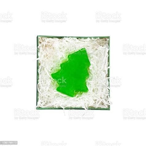 녹색 가문비 나무모양의 크리스마스 그린 박스 흰색 배경에 고립 된 크리스마스 트리 백서 필러 상단 보기 상자 패키지 Xmas 기프트 컨셉 비누에 대한 스톡 사진 및 기타