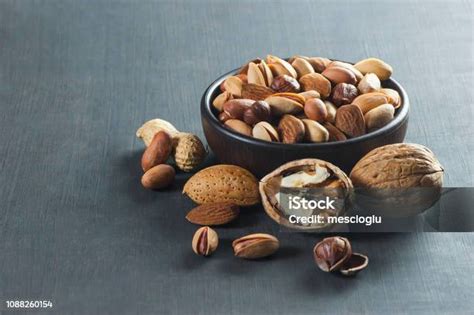 견과류 말린 과일 견과의 다른 종류 나무 테이블에 건강 식품을 섞는다 호두 헤이즐넛 피스타치오 땅콩 아몬드 모듬된 견과류 개념 Mental Wellbeing에 대한 스톡