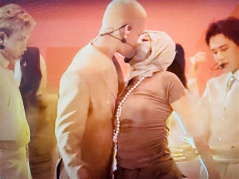 Anh trai say hi đang tận dụng chiêu bài gợi cảm để câu kéo rating