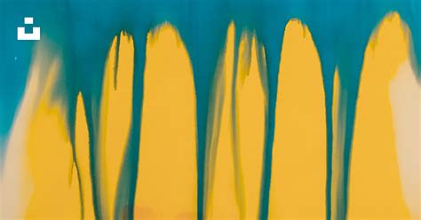 노란색과 파란색 의류 사진 Unsplash의 무료 벽지 이미지