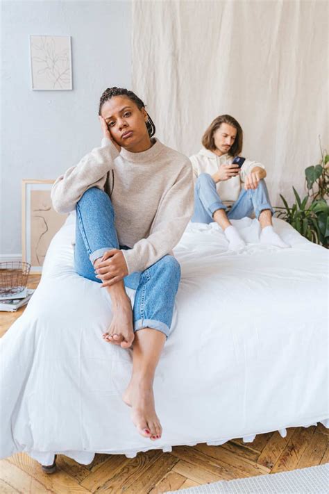 20 Signs He Doesnt Love You Anymore What To Do About It