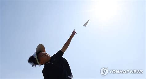 종이비행기에 동심 담아 던지기 연합뉴스
