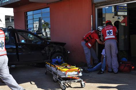 Luiz Michel Zanatta Saída De Pista Condutor Colide Em Caminhão