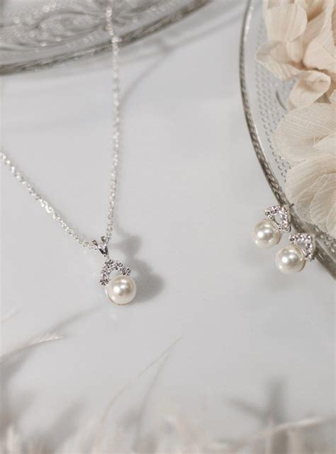 Tlg511 Pretty Ivory Wedding Garter With Diamante Brooch Detail