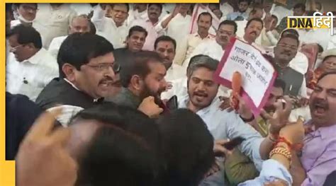 Maharashtra 50 खोखे एकदम ओके महाराष्ट्र विधानसभा में भिड़े शिंदे गुट