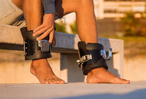 Mann Auf Antischwerkraft Oder Inversion Stiefel Bereit Für Den Kopf