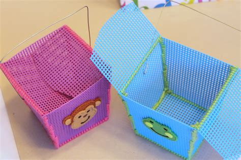 Декоративная салфетка из пластиковой канвы. Замечательно!