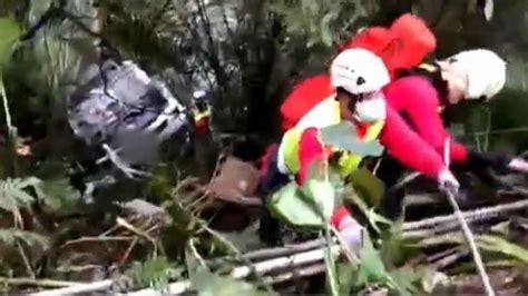 險！8旬翁駕自小客不慎墜谷 樹叢攔車救命