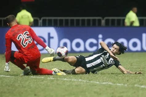 Opção a Tiquinho Soares no Botafogo Matheus Nascimento não marca há 9