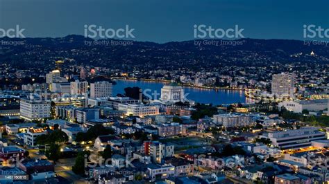 カリフォルニア州オークランドの夕暮れ時のレイクサイド地区とメリット湖の航空写真 アメリカ合衆国のストックフォトや画像を多数ご用意