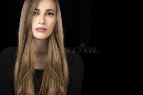 Красивая модельная девушка с здоровыми длинными волосами Techn