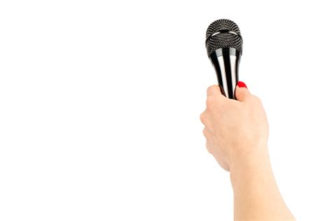 흰색 배경에 고립 된 여성의 손에 현대적인 마이크 무선 마이크를 들고 있는 여자 보컬 마이크 스피커 컨셉 가수에 대한 스톡 사진