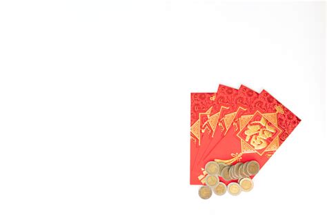 행복 한 중국 새 해 손을 잡고 빨간 봉투 또는 Angpao 흰색 배경에 고립 2월에 대한 스톡 사진 및 기타 이미지 2월