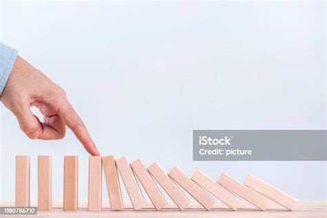 경영 및 솔루션 개념 전략 및 성공적인 개입에 대한 도미노 효과를 중지 사업가 손 개념에 대한 스톡 사진 및 기타 이미지 개념 개념과 주제 경영자 Istock