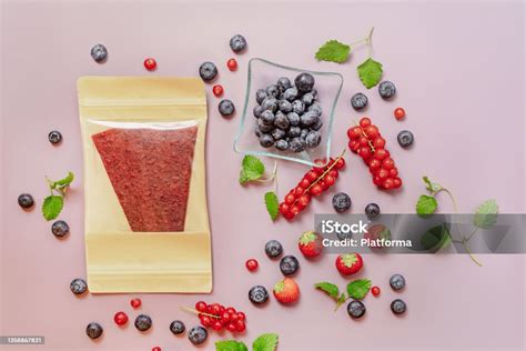 분홍색 배경에 베리 파스티유 유기농 과일 가죽 설탕이없는 비건 과일 디저트 감귤류과 함께 롤에 순수한 과일로 만든 달콤한 파스티유 파스티유 과일 롤 과자 무료 설탕 감자