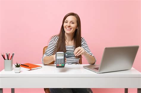 Premium Photo Girl Holding Wireless Modern Bank Payment Terminal To Process And Acquire Credit