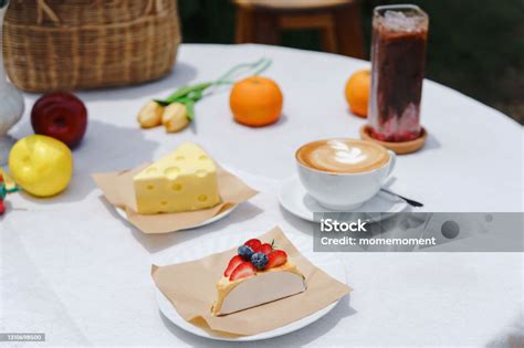 귀여운 노란색 제리 체스케이크 버터 모양 딸기와 블루 베리 뉴욕 체스 케이크 커피 라떼 아트와 코코아 우유는 스낵흰색 테이블에