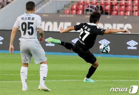 강하게 슈팅 시도하는 이준상 네이트 스포츠