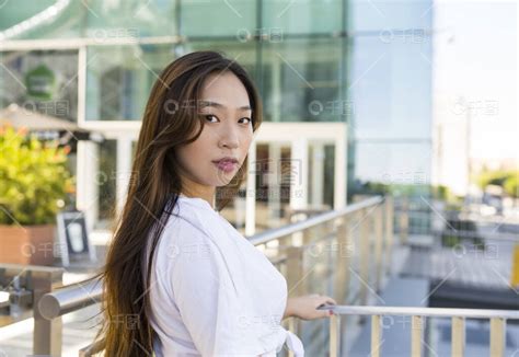 城市高清图片 美丽的亚洲女孩在商场里散步 人像图片免费下载 格式 7838像素 编号70293216 千图网