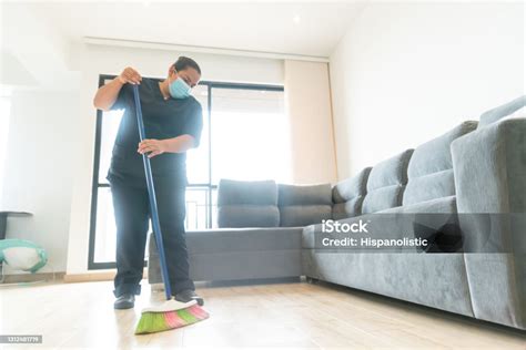 집에서 바닥을 청소하는 동안 얼굴 마스크를 착용 하는 청소기 25 29세에 대한 스톡 사진 및 기타 이미지 25 29세